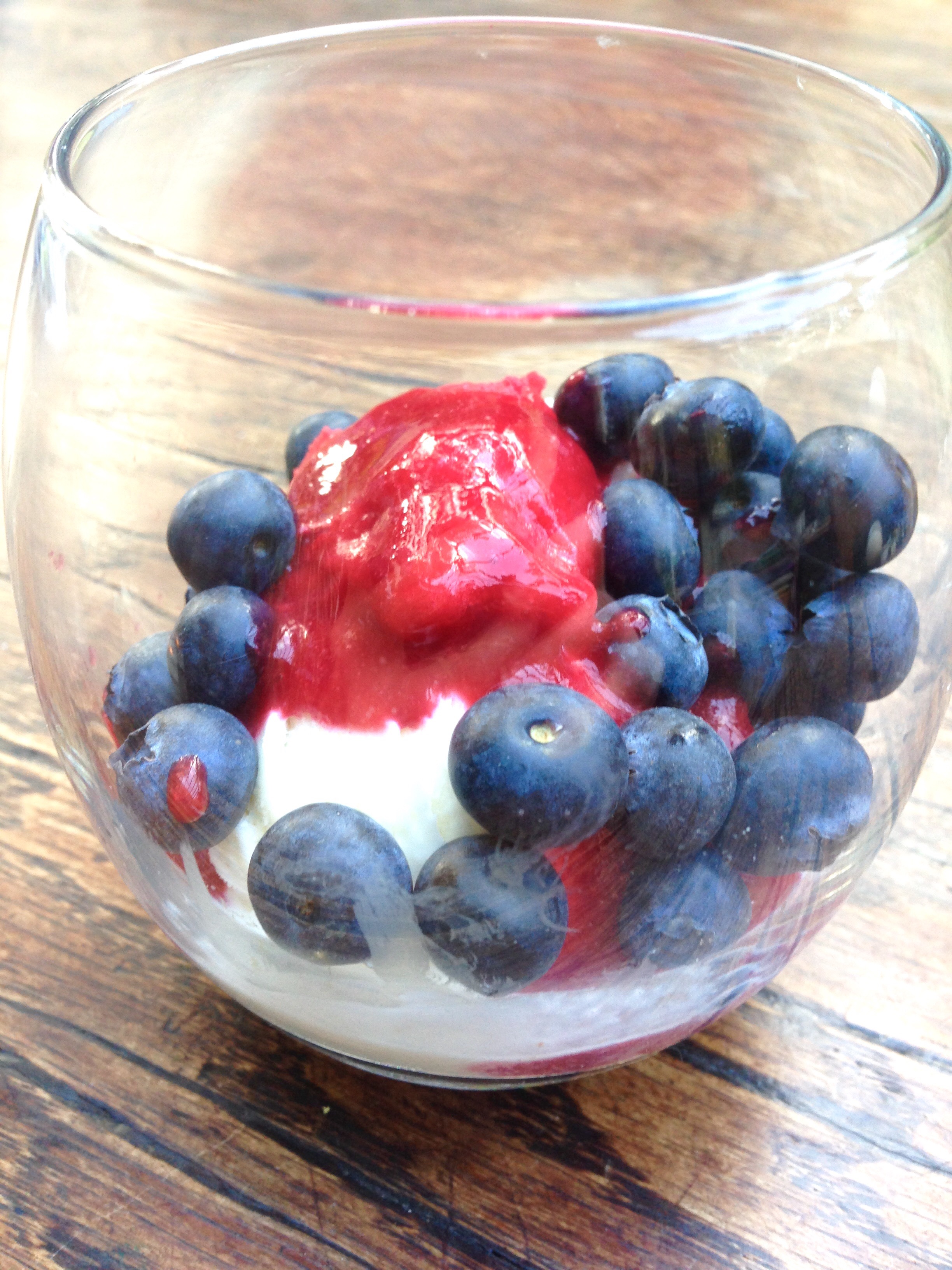 Verrine glacée et fruitée (fruits rouges)